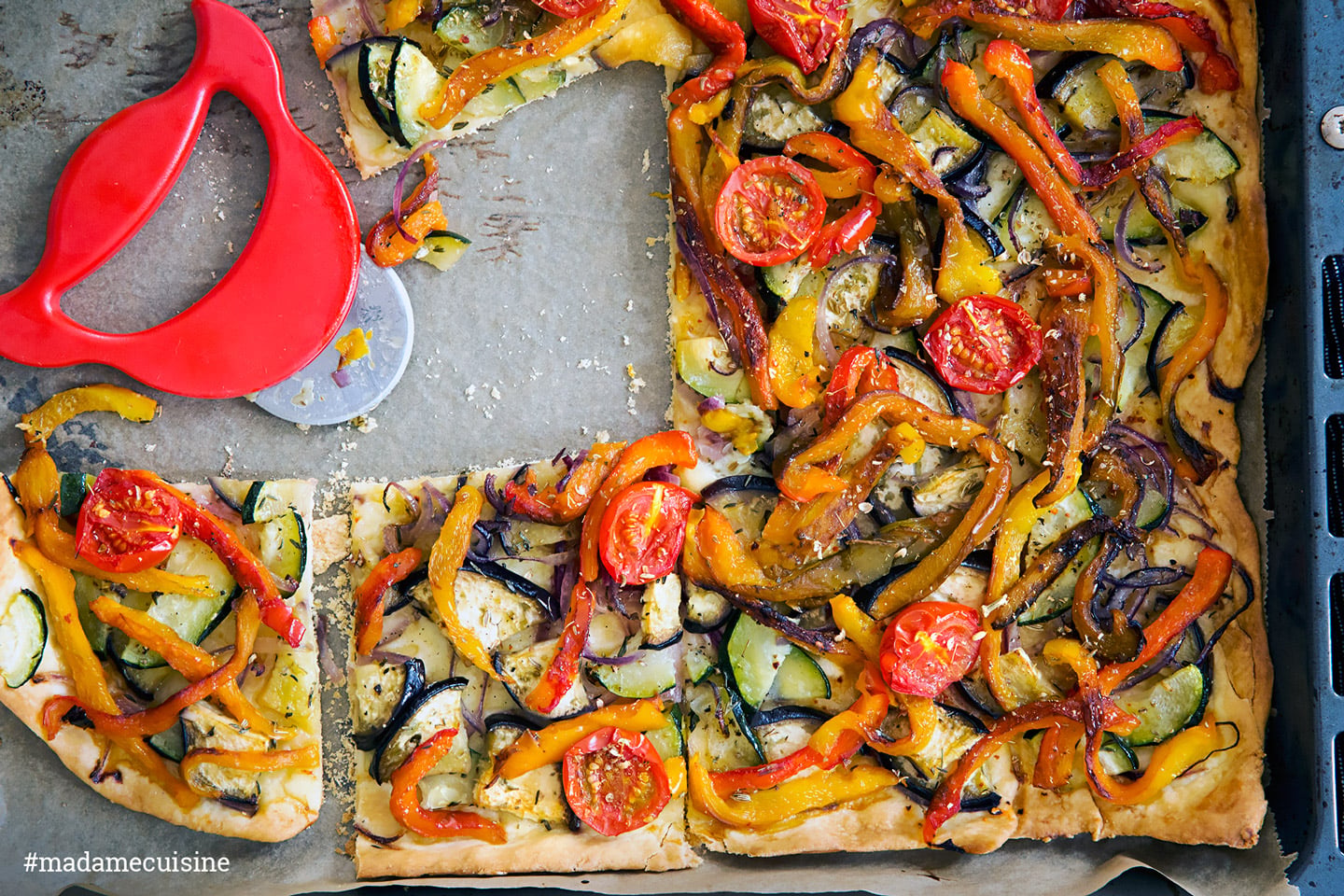 Coca de Verdura: Spanische Gemüsepizza - Madame Cuisine