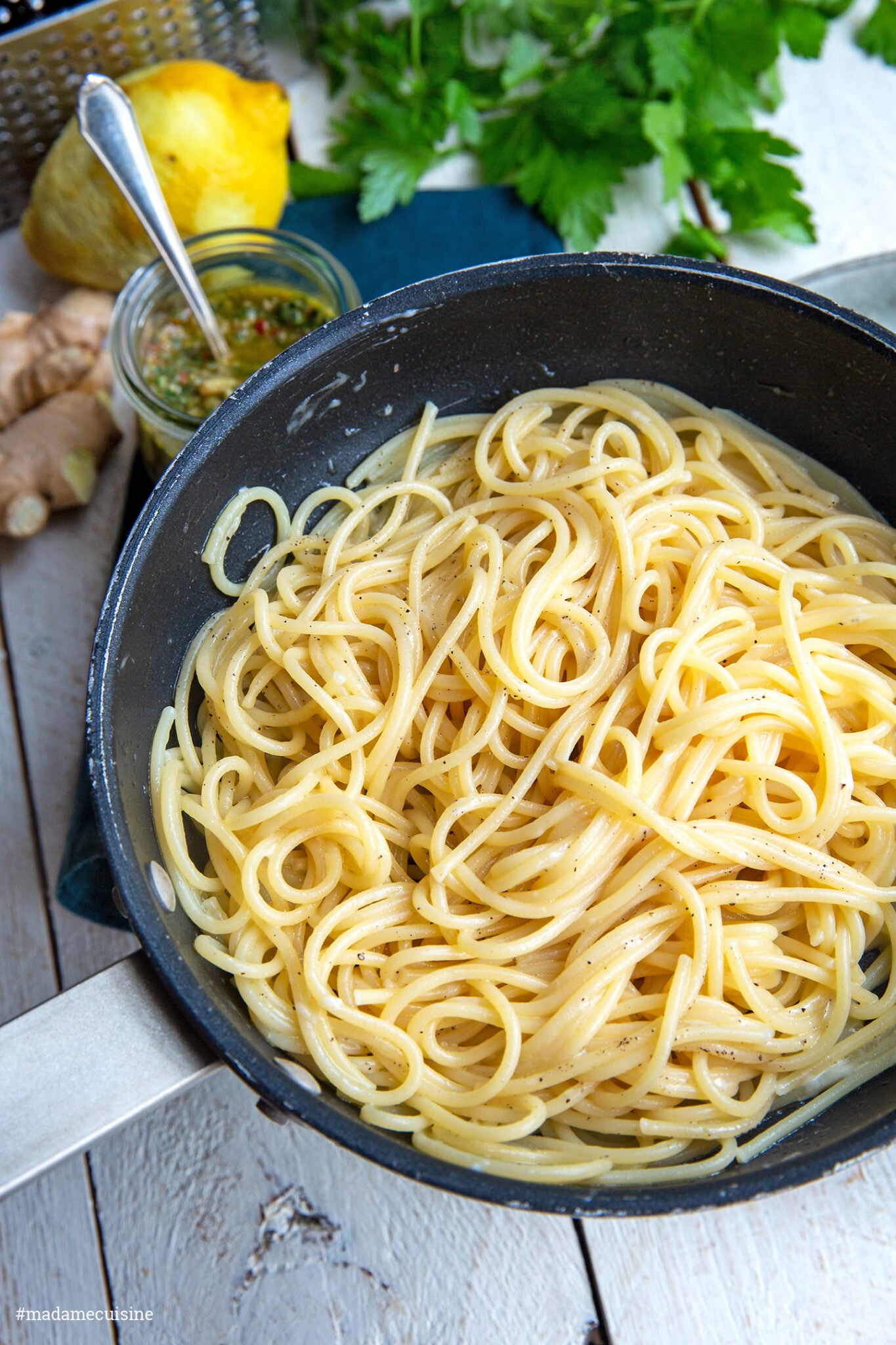 Spaghetti mit Kapern-Chili-Pesto - Madame Cuisine