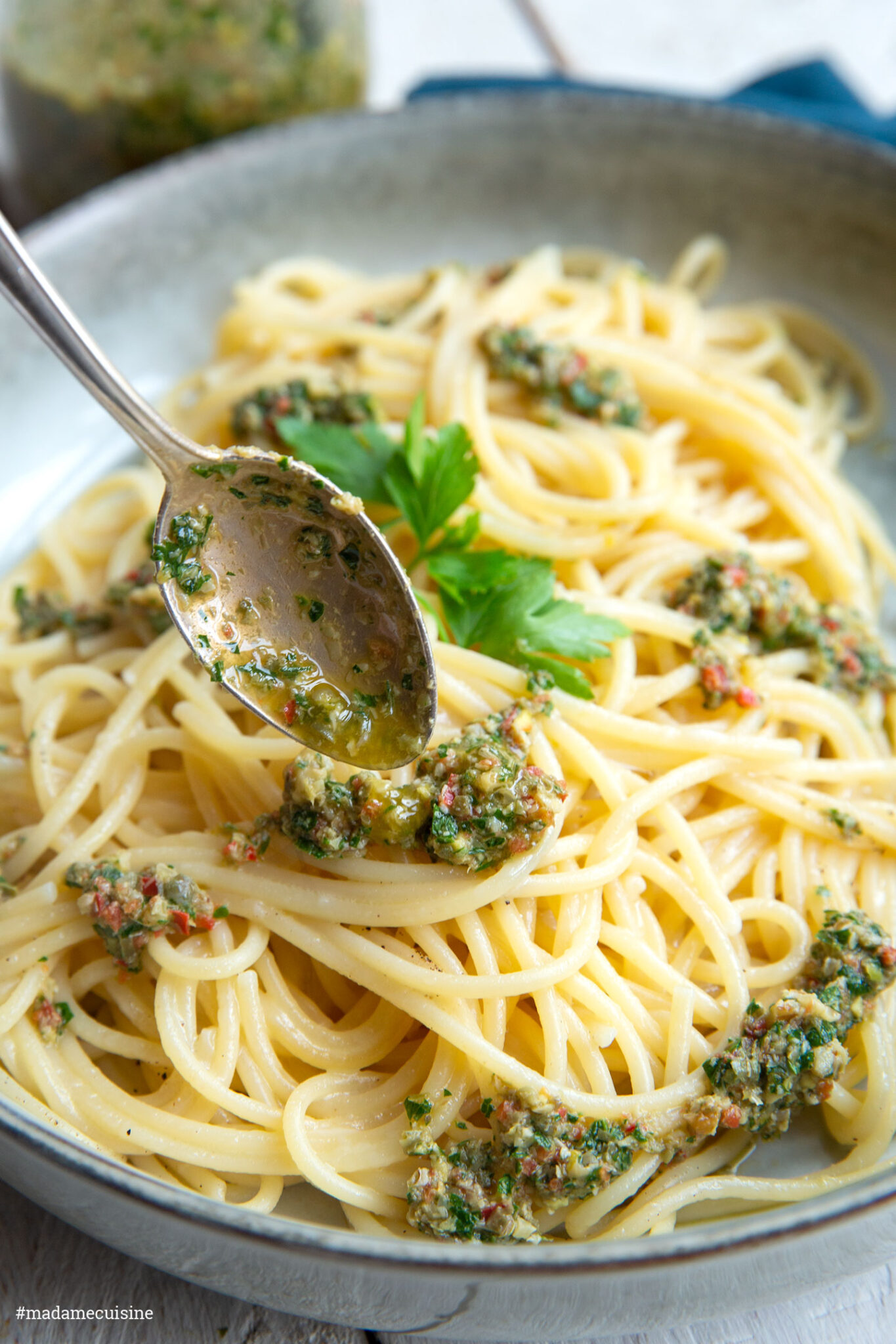 Spaghetti mit Kapern-Chili-Pesto - Madame Cuisine