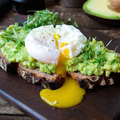 Pochiertes Ei auf Bauernbrot mit Avocado - Madame Cuisine
