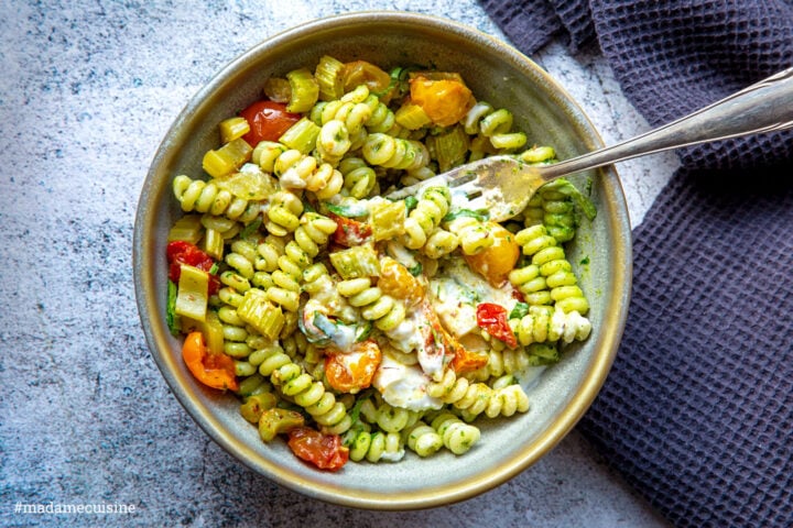 Pasta mit Sellerie-Pesto und Schmorgemüse - Madame Cuisine